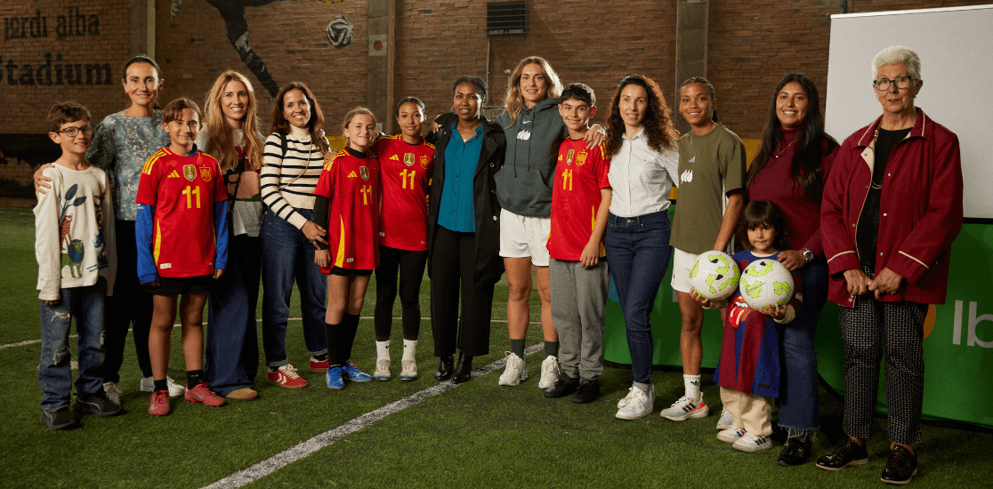Una gran sorpresa para nuestras chicas: el icono del fútbol Alexia ...